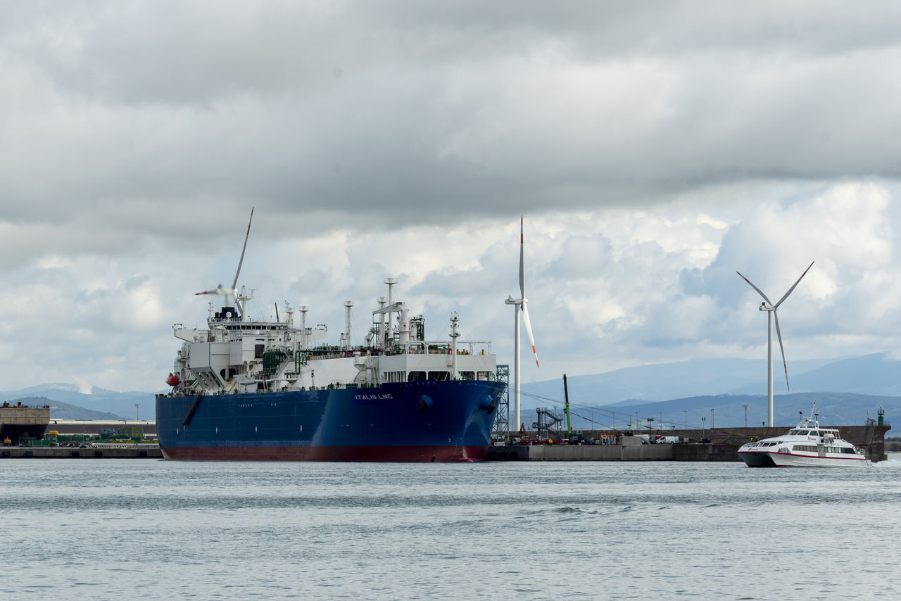 Onshore and FSRU regasification terminal